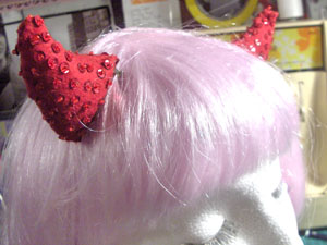 HOW TO - Make devil horns - Make: