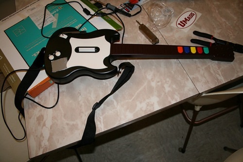 HOW TO - Make a DIY PS2 Guitar Hero controller - Make:
