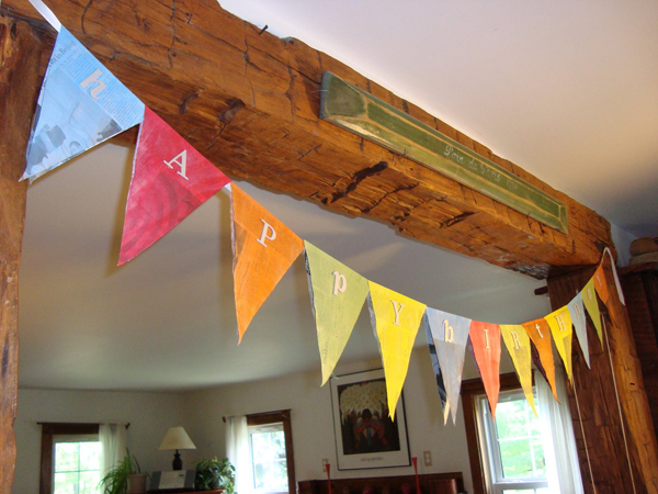 HOW TO - Make Newspaper Bunting - Make: