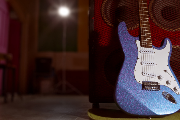 How-To: Paint a Glitter Guitar - Make: